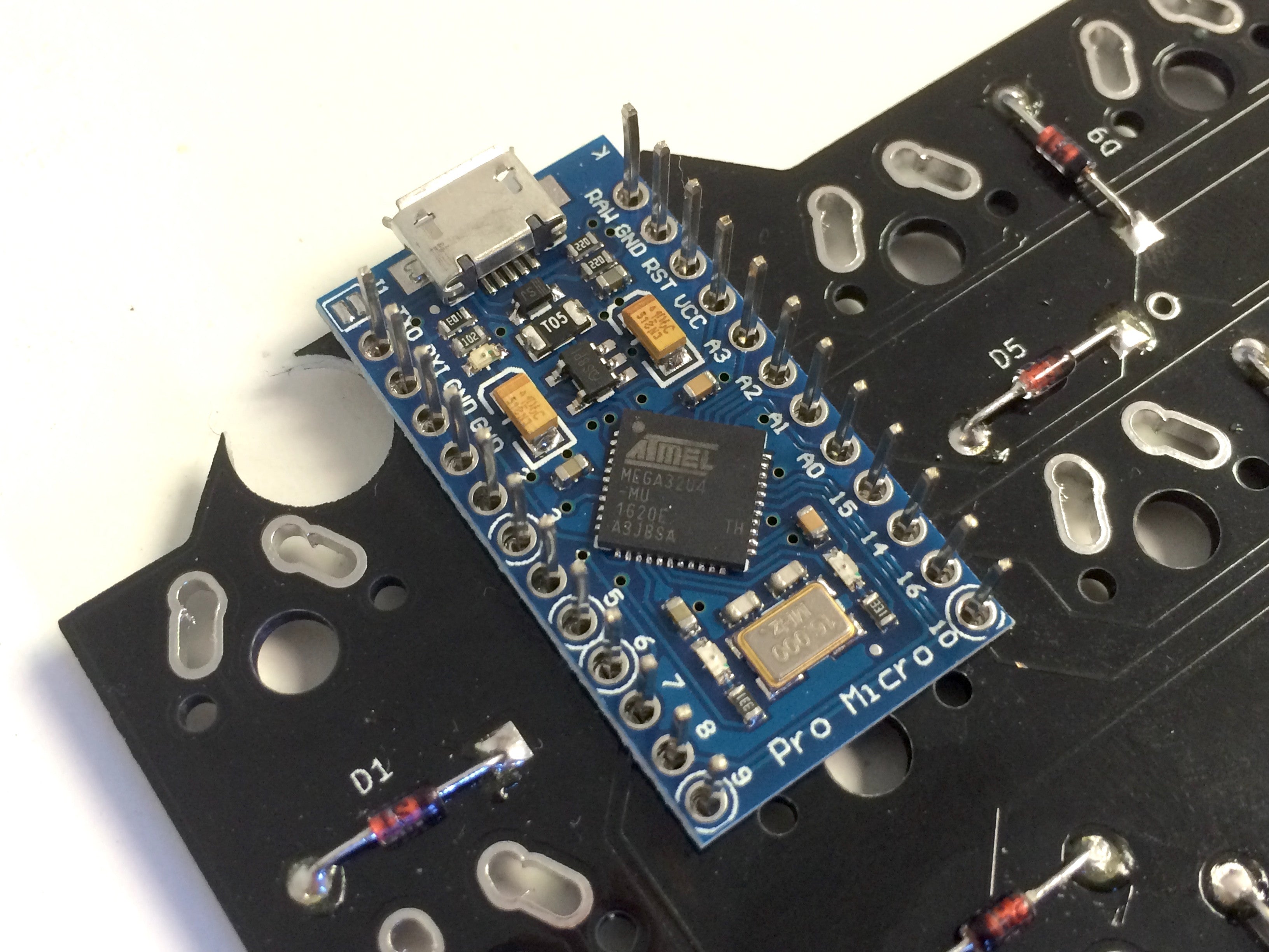 Pro Micro (Micro-USB) - 5V/16MHz - Arduino-compatible ATmega32U4 – Keebio